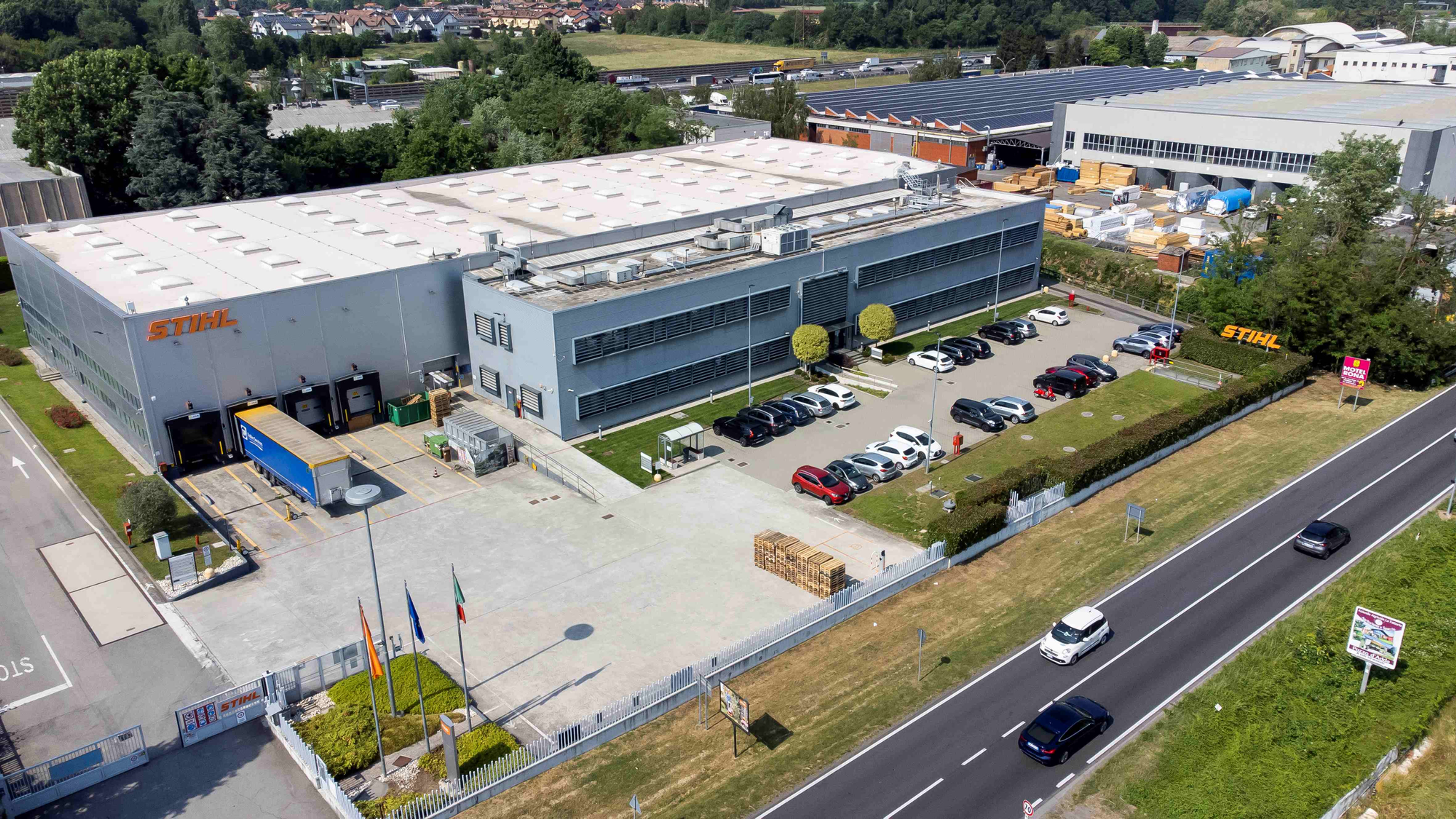 ANDREAS STIHL HEADQUARTERS - CAMBIAGO (MI) 2003 | Scheda Progetto | TEKNE SpA